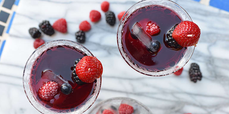 How to Make a Red Wine Ginger Berry Cocktail | The Beachbody Blog